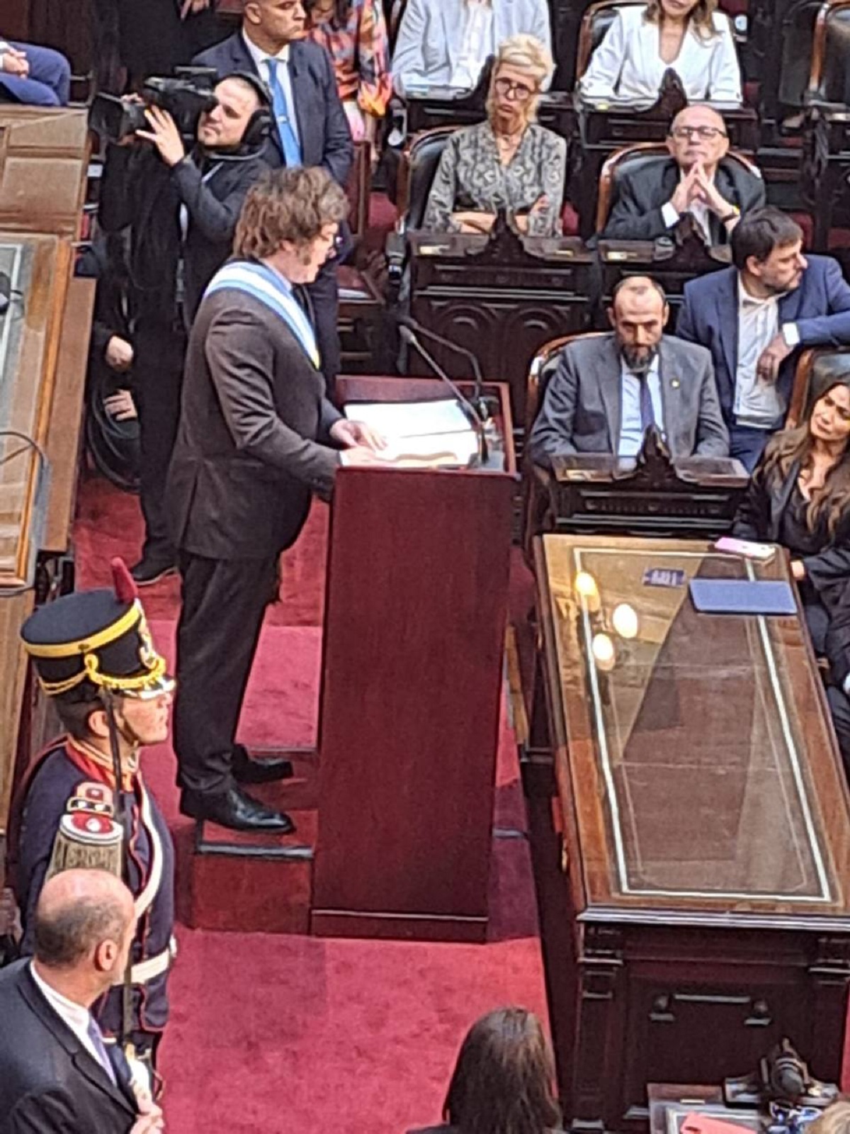 Javier Milei utilizó un especial atril para abrir las sesiones del ...