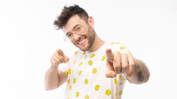 Pablo Albella llega a Neuquén con su exitoso «Hola+30», que ya agotó y ...