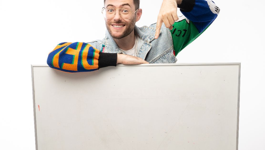 Pablo Albella llega a Neuquén con su exitoso «Hola+30», que ya agotó y ...