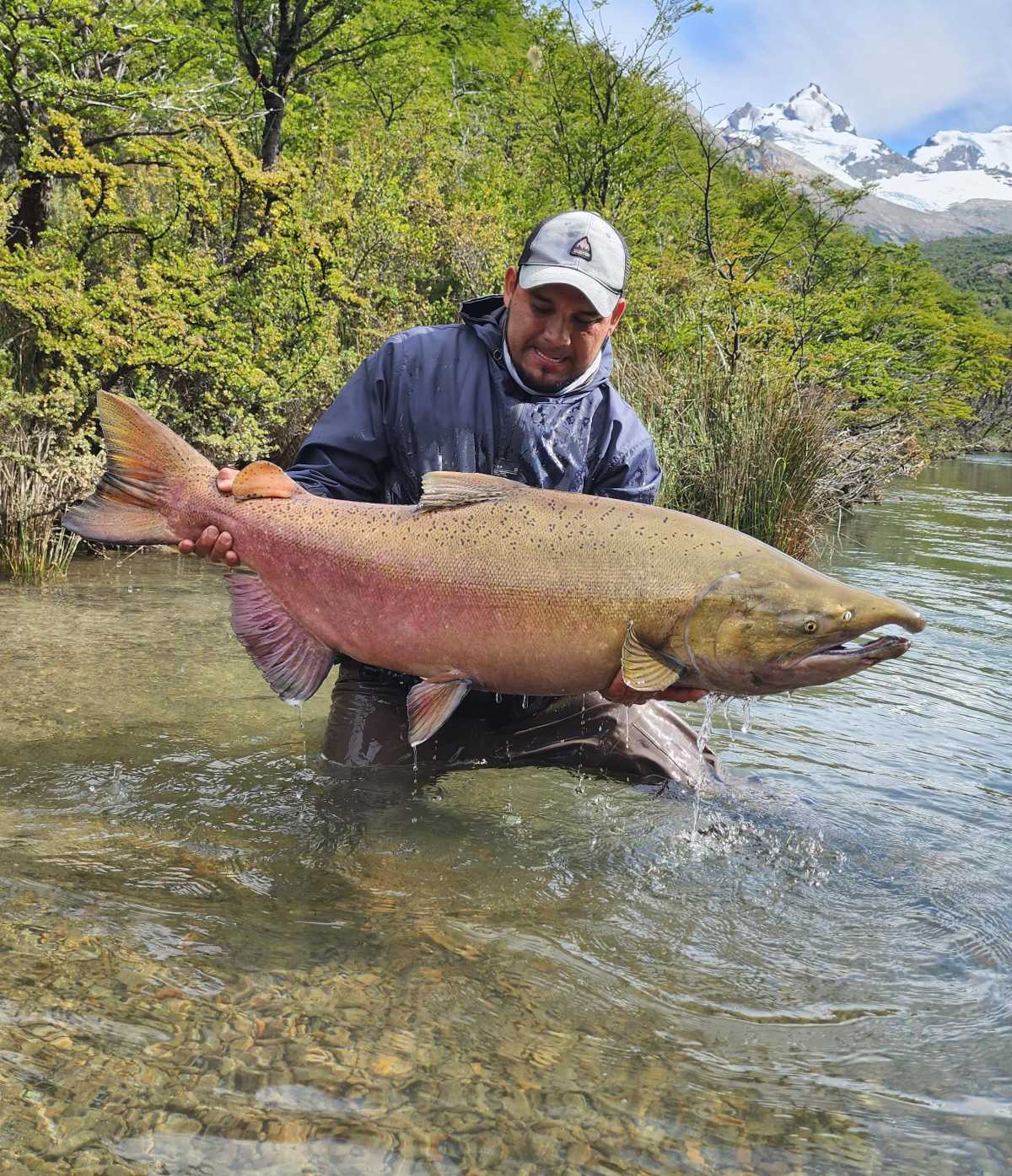 Pescó un salmón de 33 kilos en un paraíso escondido de la Patagonia ...