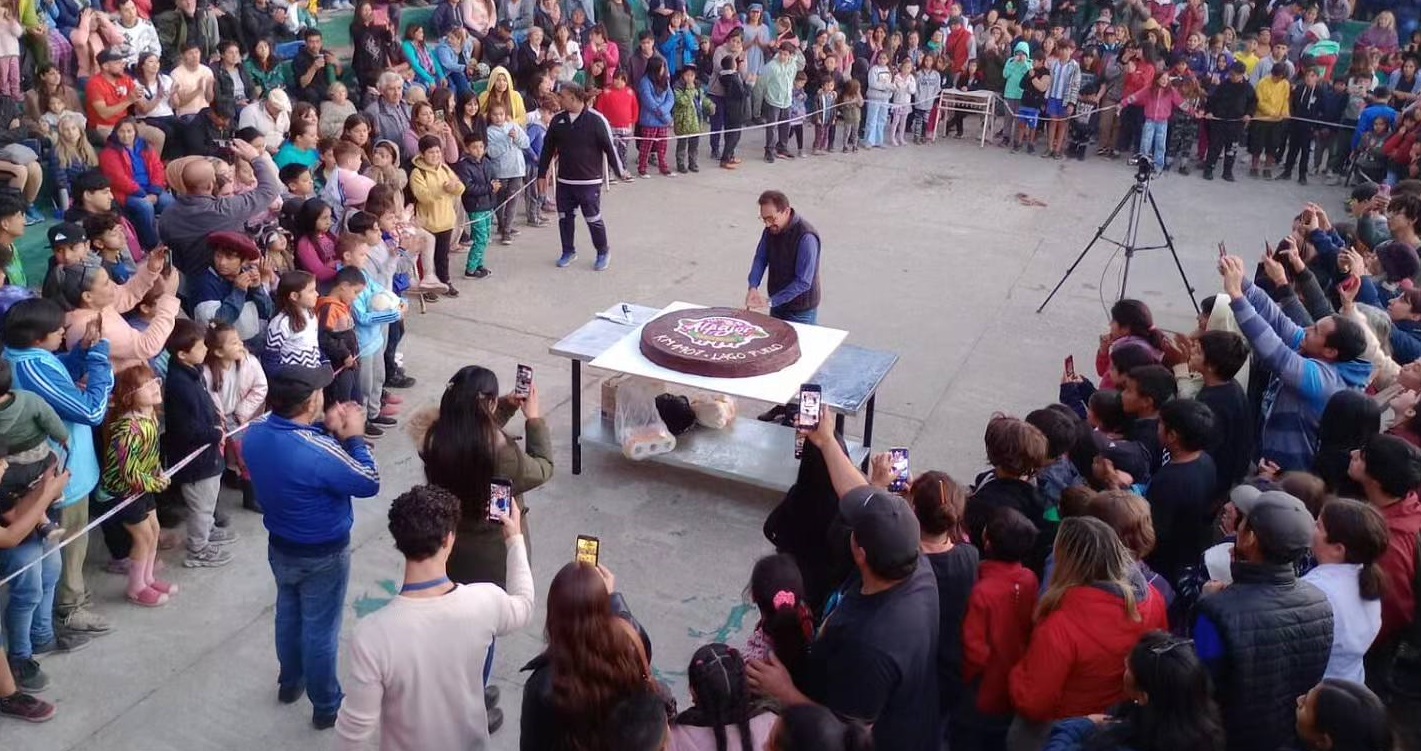 Lago Puelo presentó el alfajor más grande de la Patagonia, de 76 kilos ...