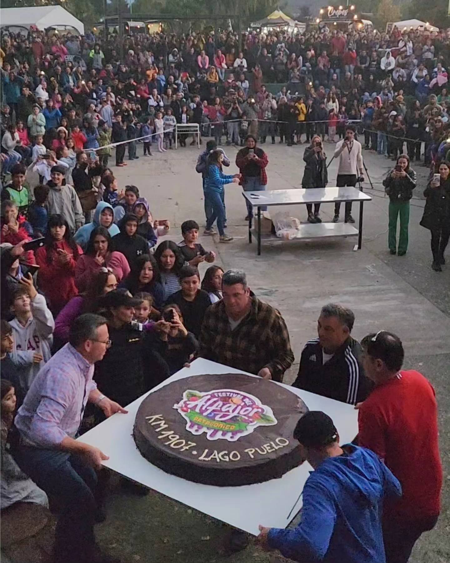 Lago Puelo presentó el alfajor más grande de la Patagonia, de 76 kilos ...