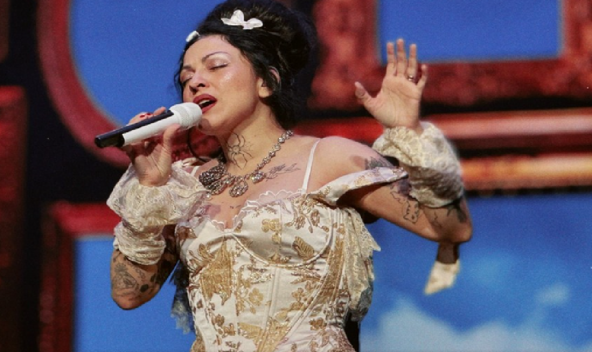 Mon Laferte paró su show en Buenos Aires por la invasión de mosquitos: «Es la primera vez que me ...