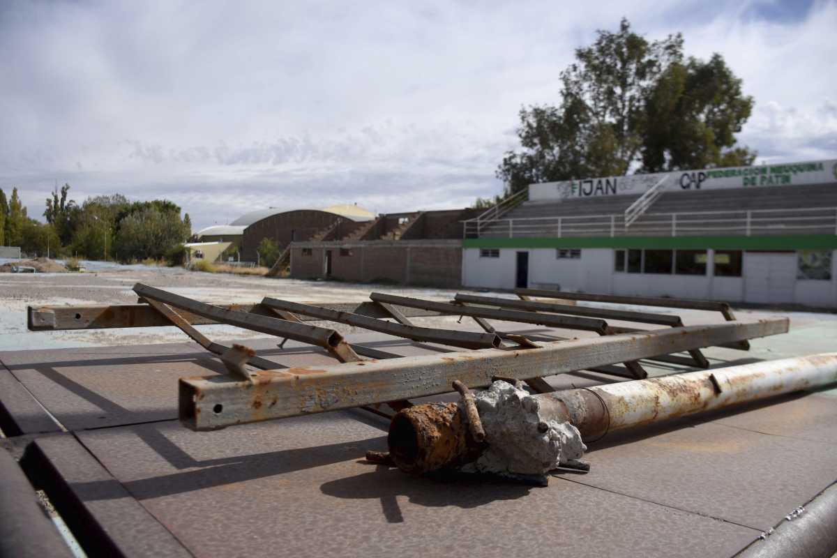 La pista de patín de la Federación Neuquina, sin techo y con el piso ...