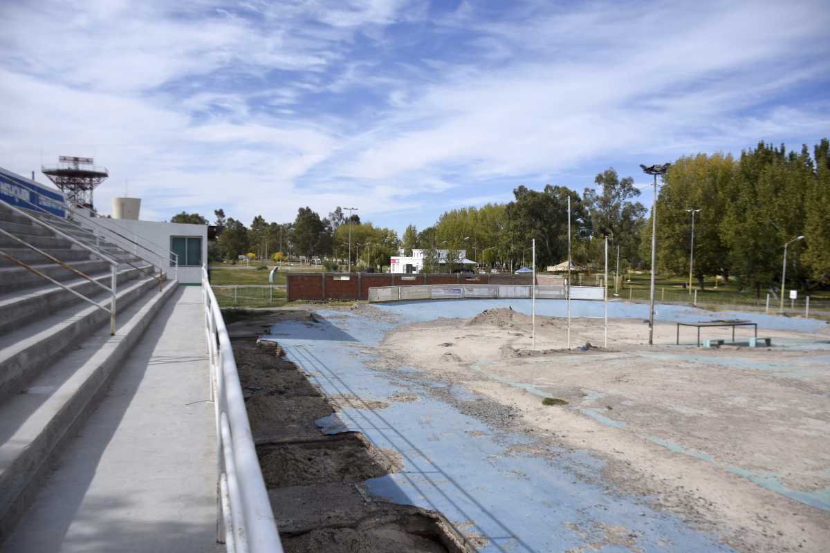 La pista de patín de la Federación Neuquina, sin techo y con el piso ...