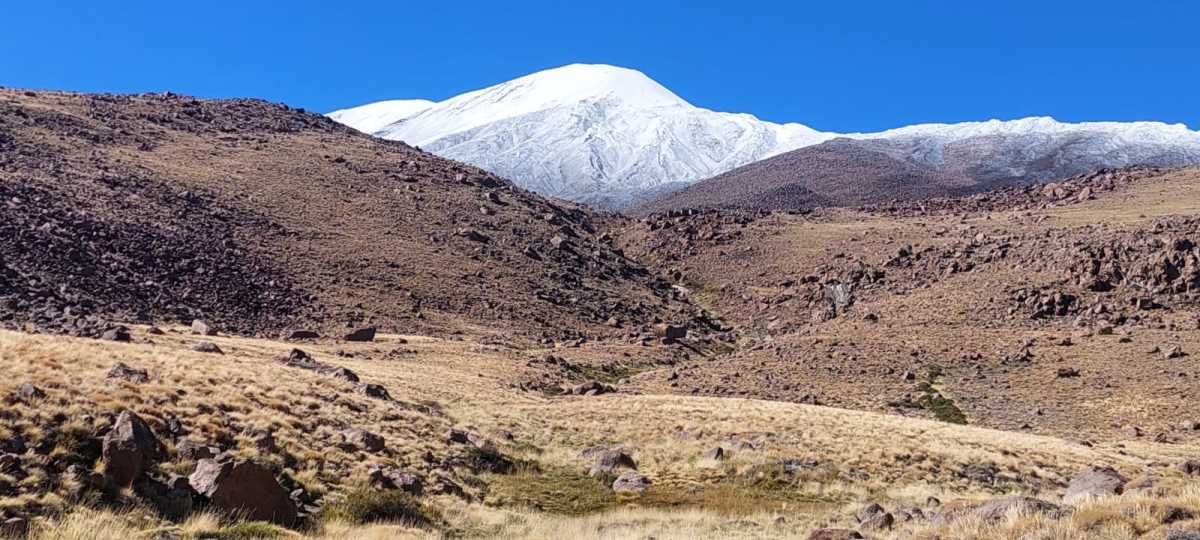 Norte neuquino: a los 70, Sonia subió el volcán Tromen, la segunda ...