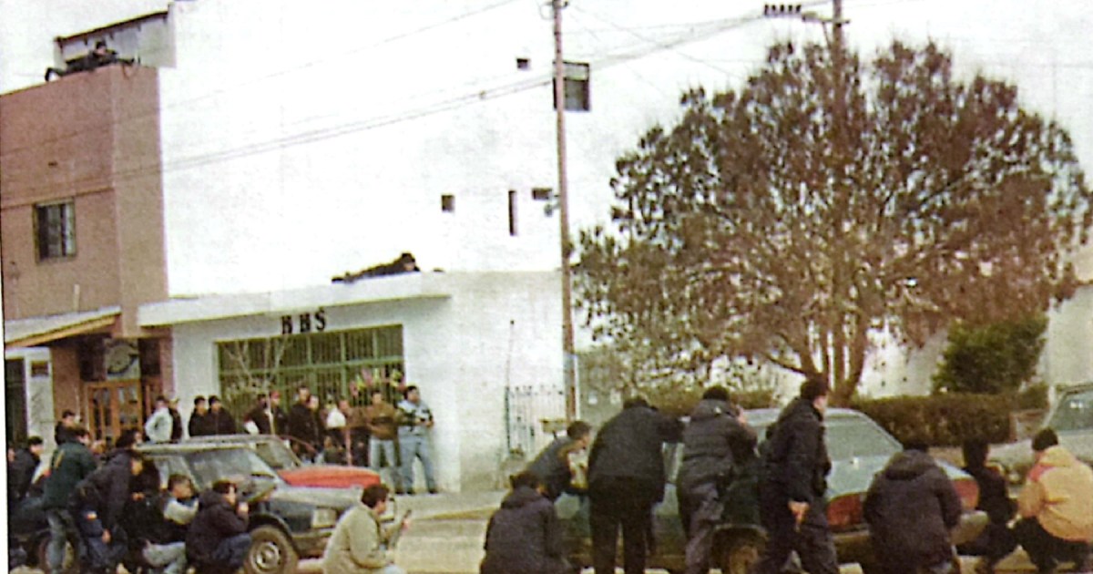 Un policía muerto, rehenes y persecución: 25 años del violento robo al ...