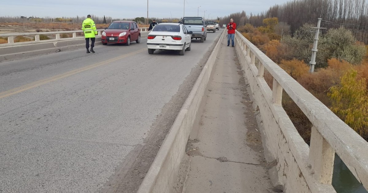 Lo rescataron de las frías aguas del río Negro pero no lograron ...
