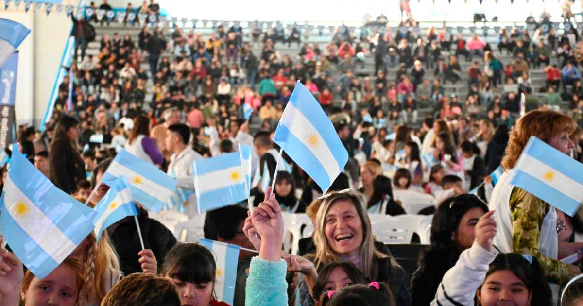 Emotivo acto de la bandera en Roca: ¡Sí, prometo!, mil voces de lealtad ...