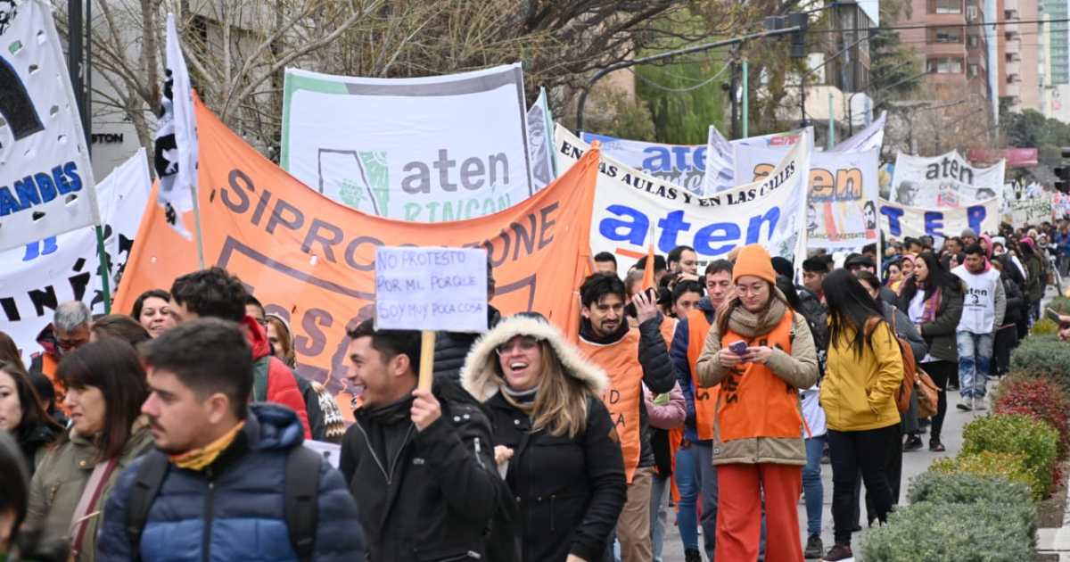 Video | Multitudinaria marcha de ATEN en el centro de Neuquén: 48 horas ...