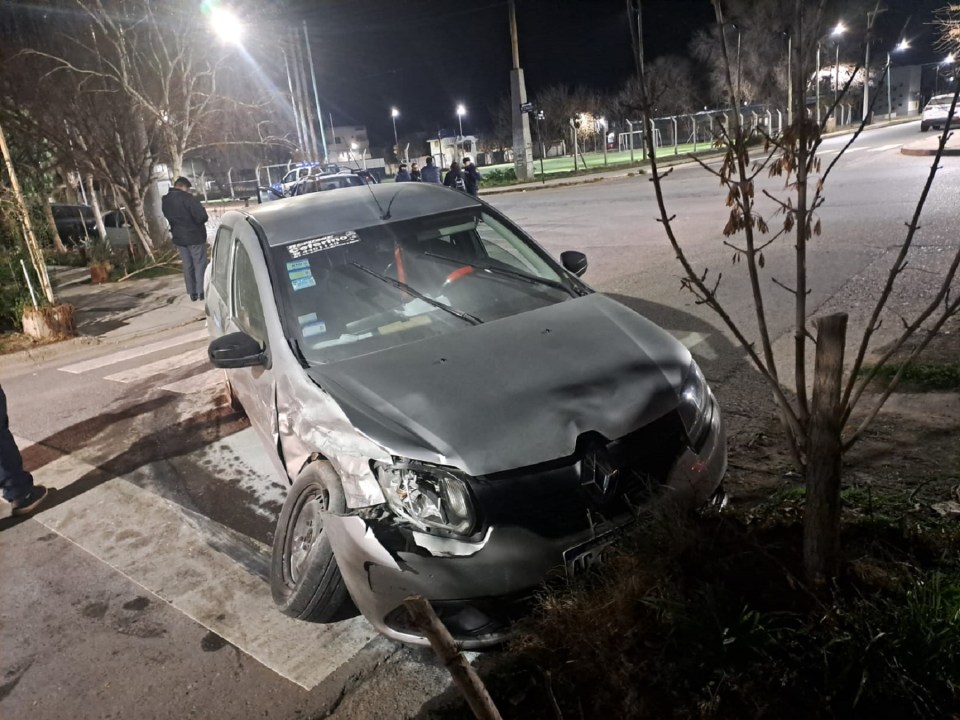 Insólito choque en Neuquén: impactaron contra un auto y escaparon ...