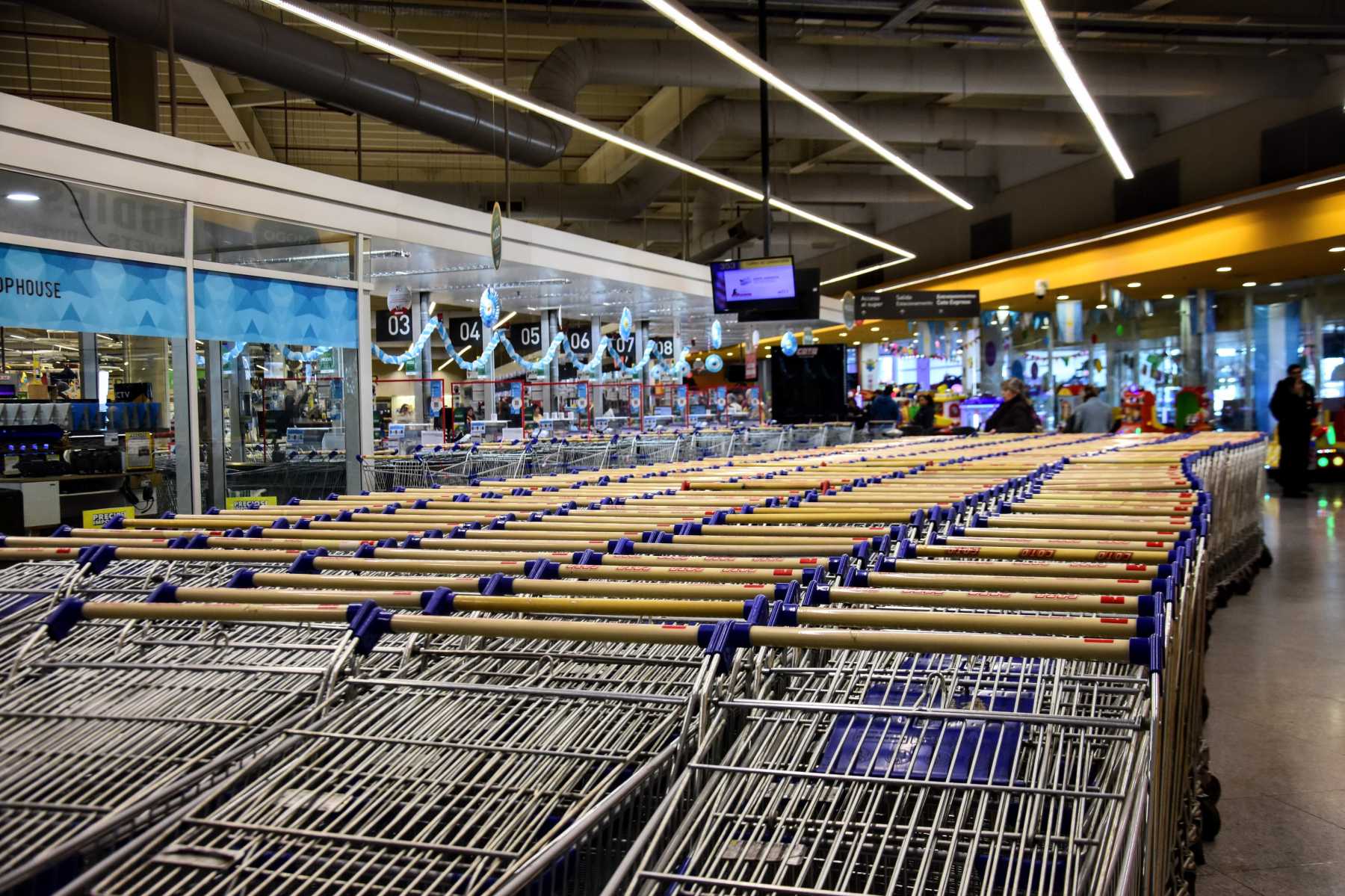 Hubo una leve suba de ventas en supermercados y frenó la caída del ...