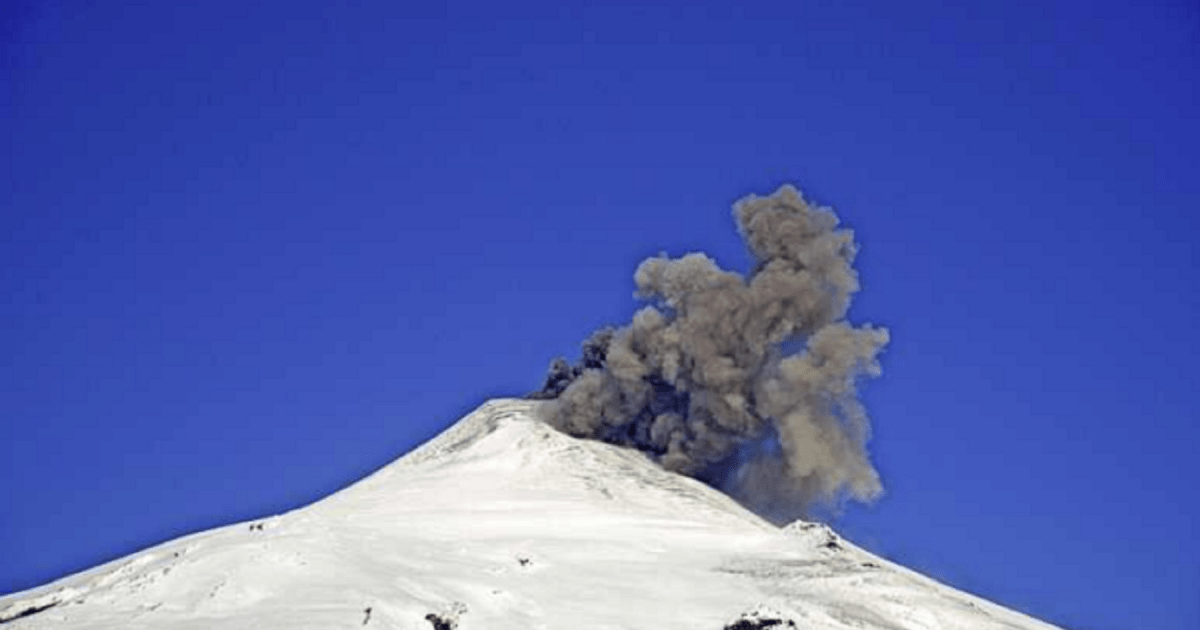 Sorprendente columna de cenizas en el volcán Villarrica, cerca de ...
