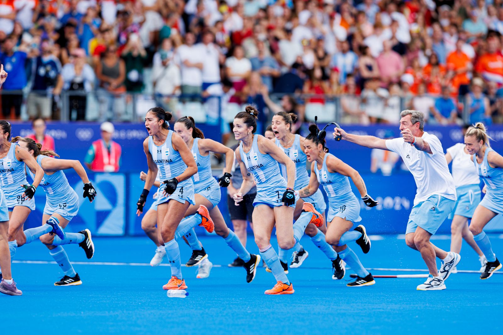 Fernando Ferrara, DT de Las Leonas: «Las chicas merecían esa medalla ...