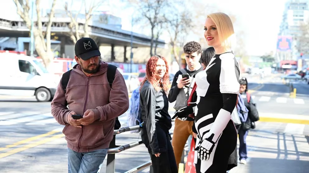 La chica robot es de Neuquén: quién es Rouse, la abogada que vive como ...