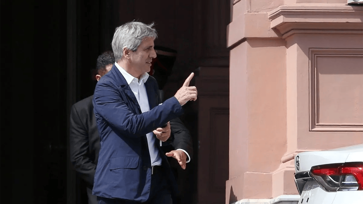 Luis Caputo volvió a embestir contra las provincias y les pidió que ...