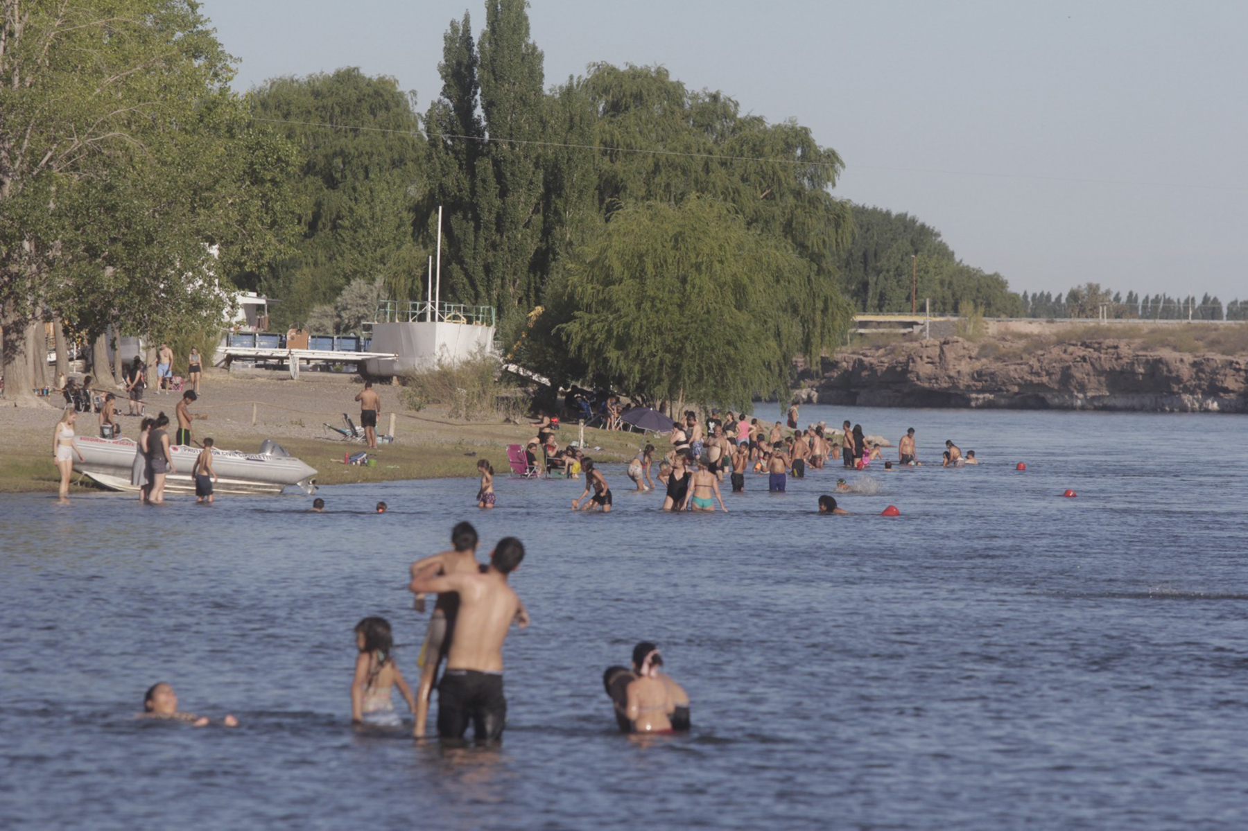 Ni un alfiler: multitudes buscaron refrescarse en los balnearios de ...