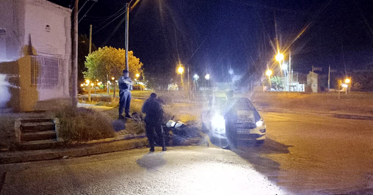 Persecución en Roca: un motociclista intentó fugarse y terminó detenido ...