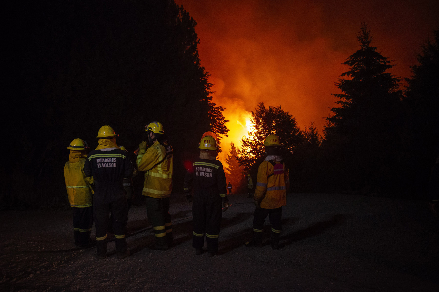 En fotos, así se vive el temible incendio en El Bolsón: bomberos en el ...