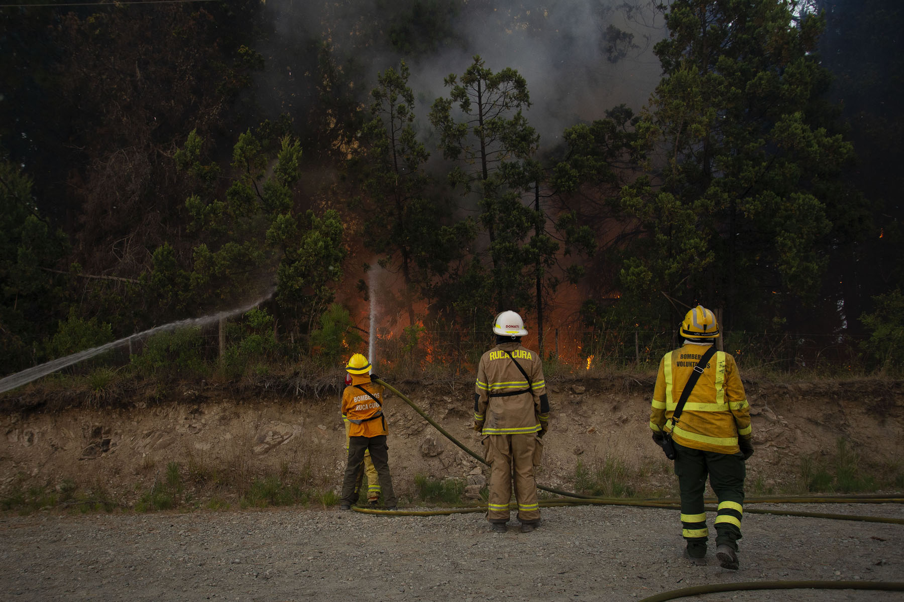 En fotos, así se vive el temible incendio en El Bolsón: bomberos en el ...