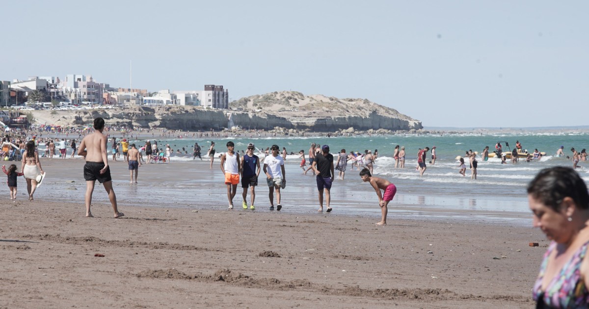 Las Grutas y una polémica: partidos de «30 contra 30» con 300 personas ...