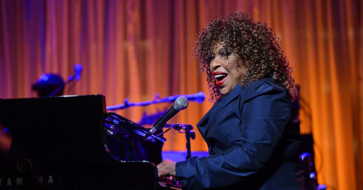Murió Roberta Flack, la gran cantante que hizo de «Killing Me Softly With His Song» todo un ...