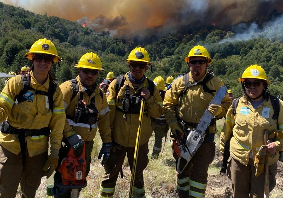 Brigadistas de comunidades mapuches se sumaron para combatir los incendios en la Patagonia ...