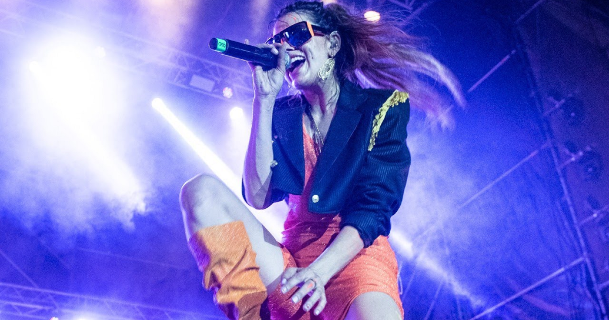 Natalie Pérez palpita su presentación en la Fiesta de la Confluencia de ...