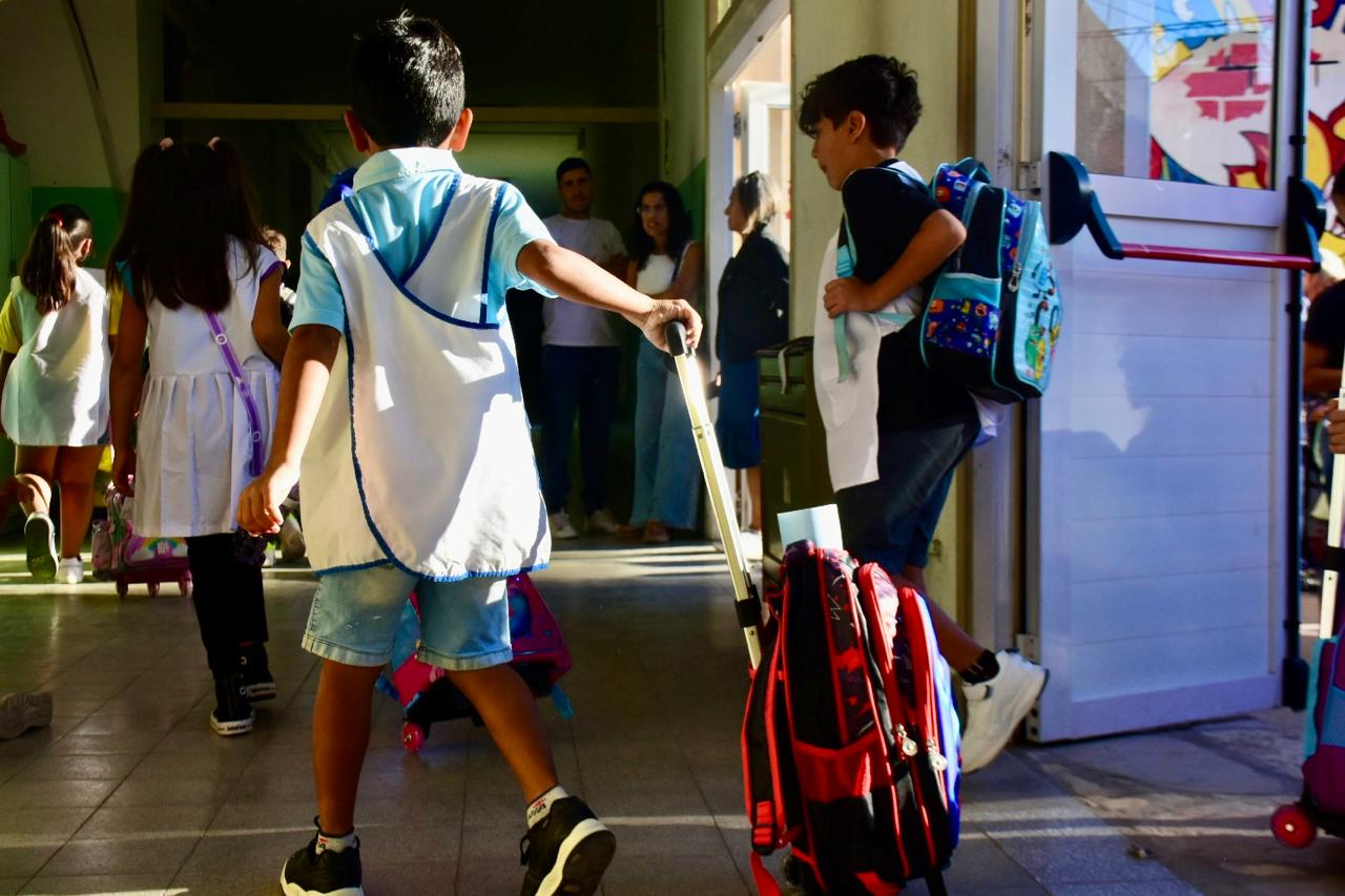 Inicio de clases en Roca: alegría y bancos vacíos por falta de útiles y ...