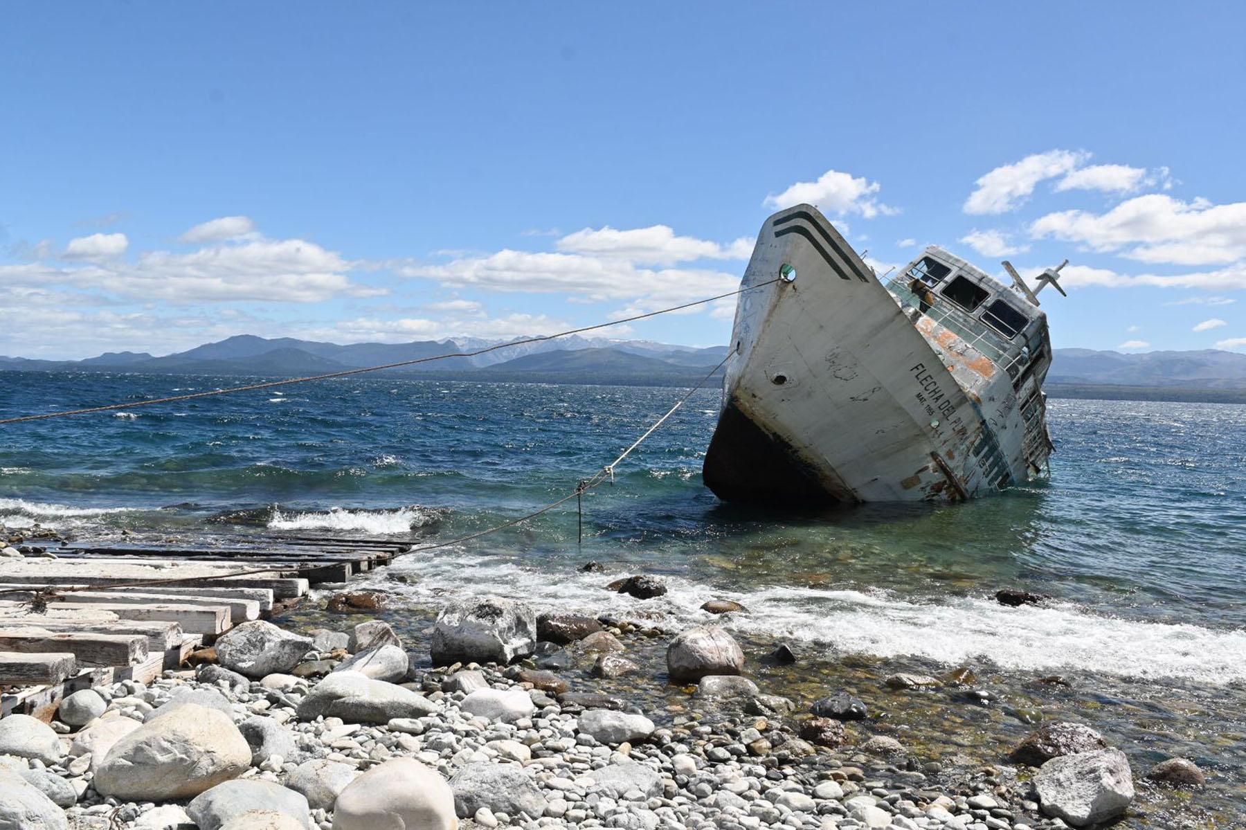 Así quedó el barco que remolcaron desde la Isla Victoria a la orilla de ...