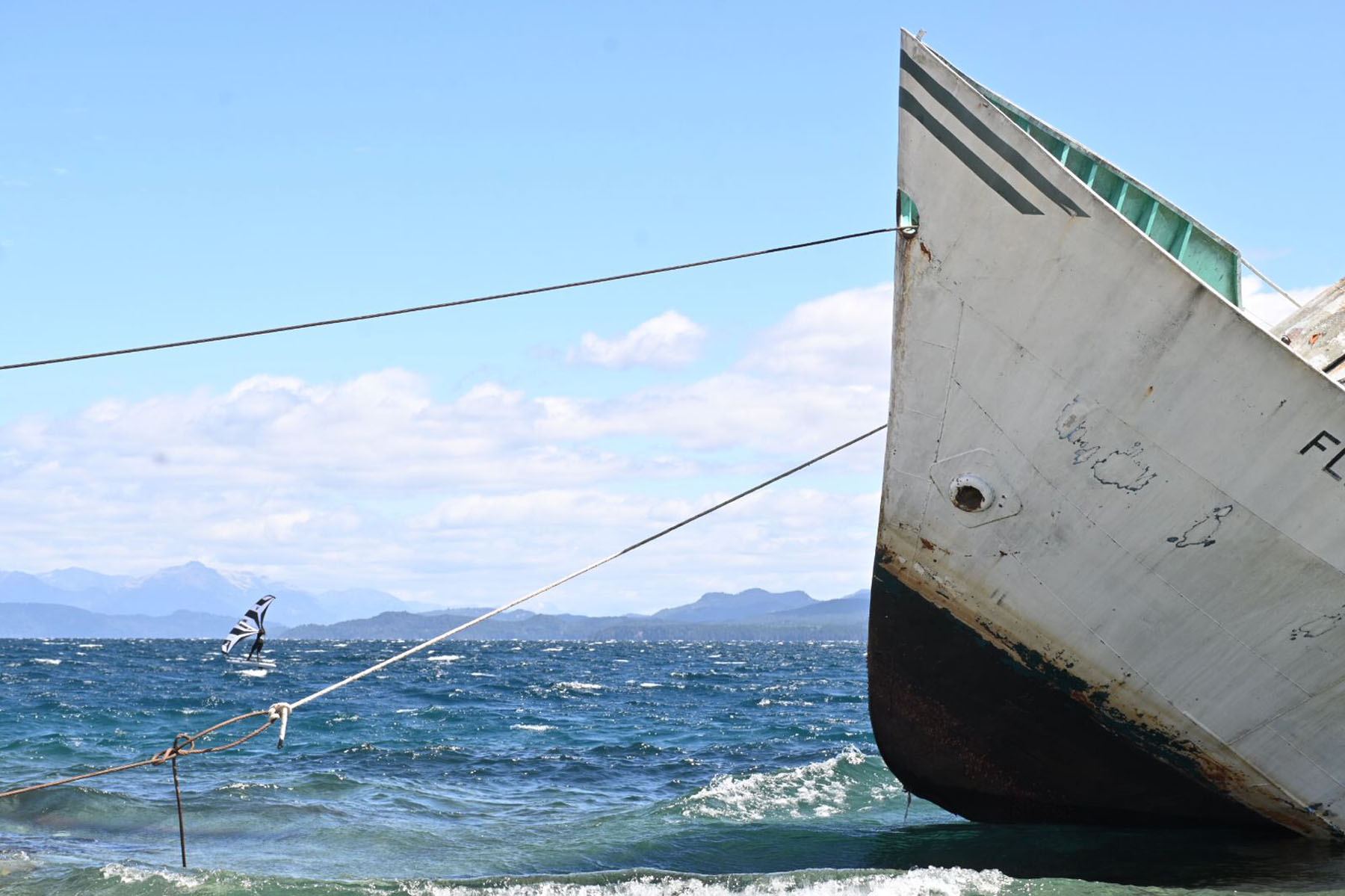 Así quedó el barco que remolcaron desde la Isla Victoria a la orilla de ...