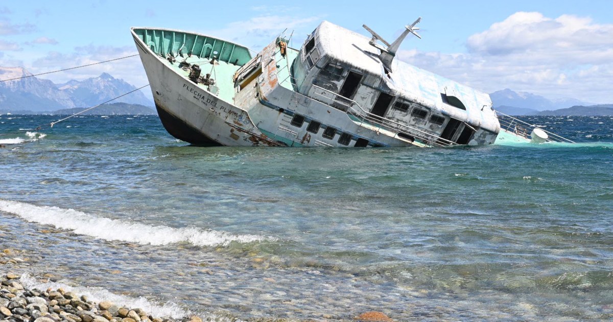 Así quedó el barco que remolcaron desde la Isla Victoria a la orilla de ...
