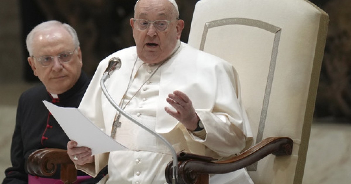 El papa Francisco fue hospitalizado para pruebas médicas y para tratar una bronquitis, dice el ...