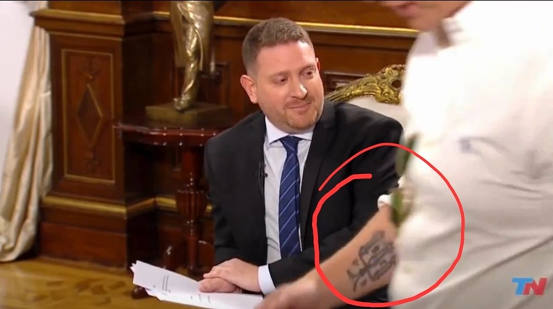 El significado oculto del tatuaje de Santiago Caputo: ¿un nexo con la ...