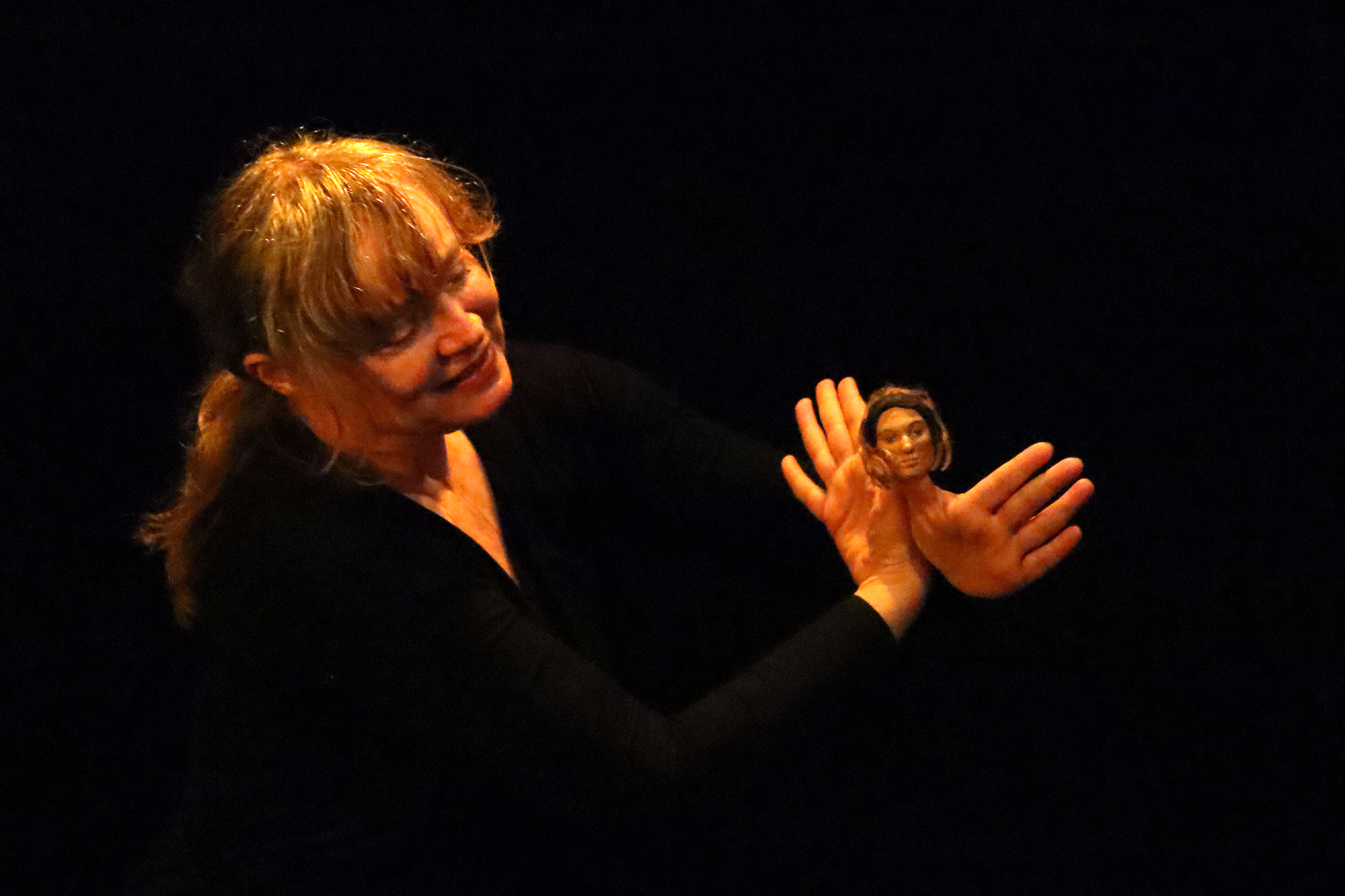 Títeres sin hilos y desde la piel: el arte corporal de Inés Pasic llega ...