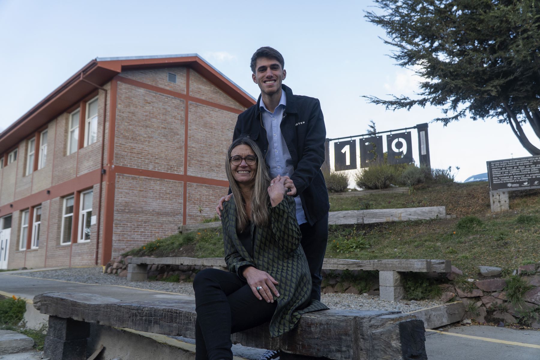 Juntos, una madre y su hijo de Villa La Angostura egresaron de la ...