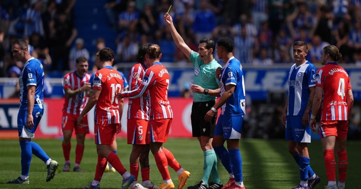 El VAR salvó de la expulsión a Julián Álvarez en el empate del Atlético ...