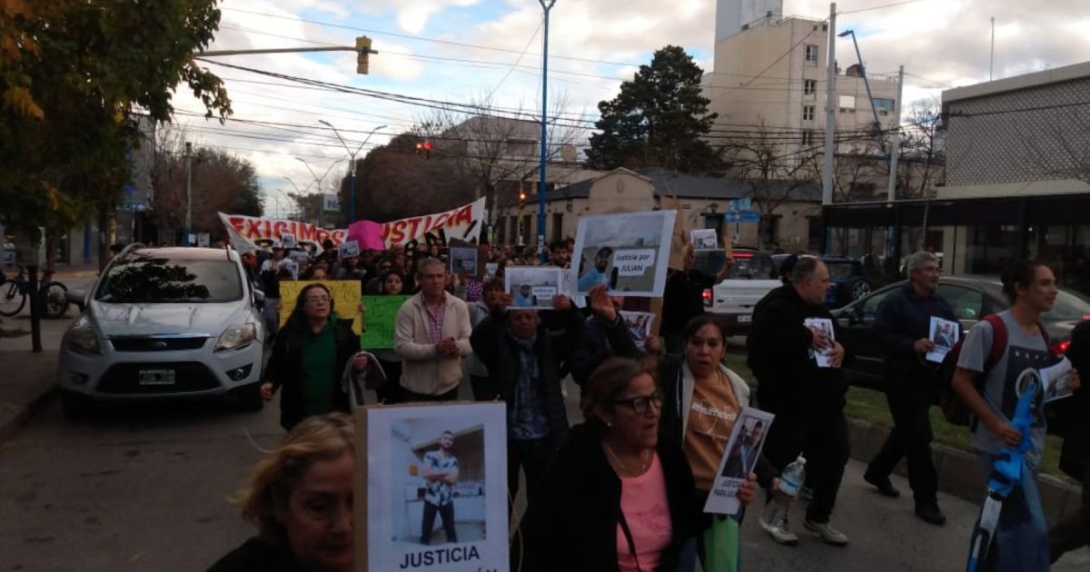 Video | La marcha por Julián Dobra en Roca finalizó en el Poder ...