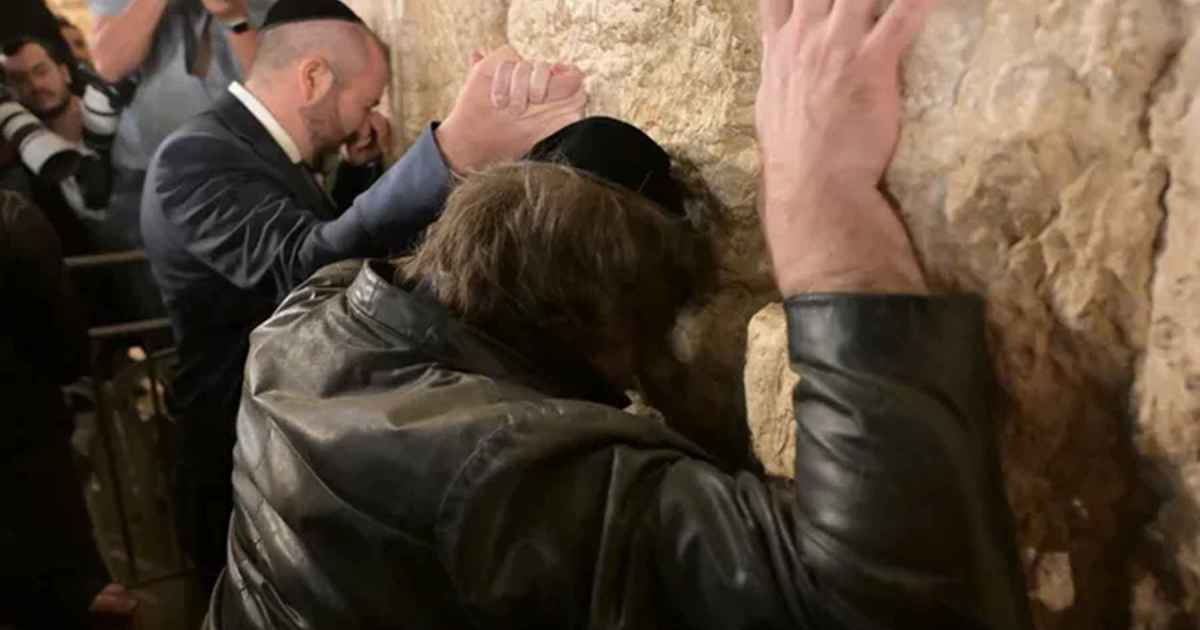 Javier Milei emocionado hasta las lágrimas en el Muro de los Lamentos ...