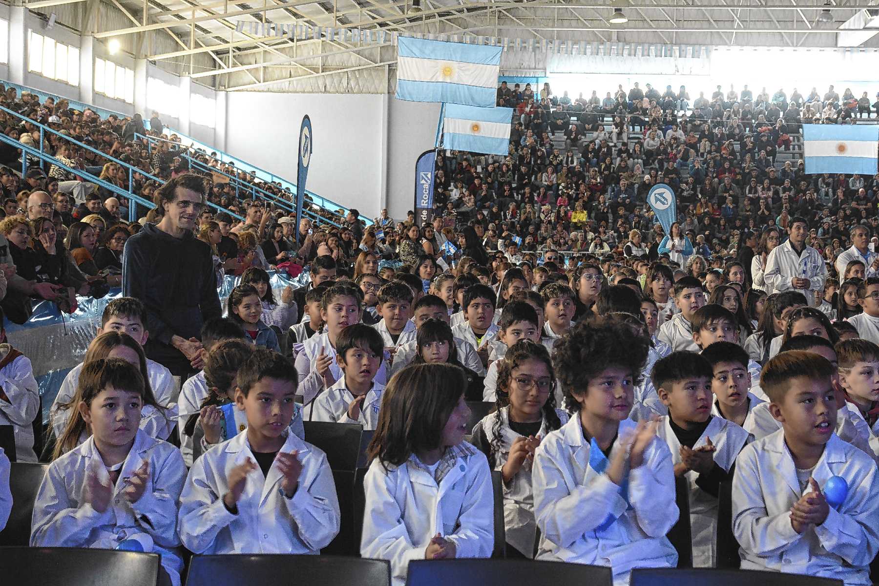 Multitudinario acto de promesa a la Bandera en Roca: chicos de El Cuy ...