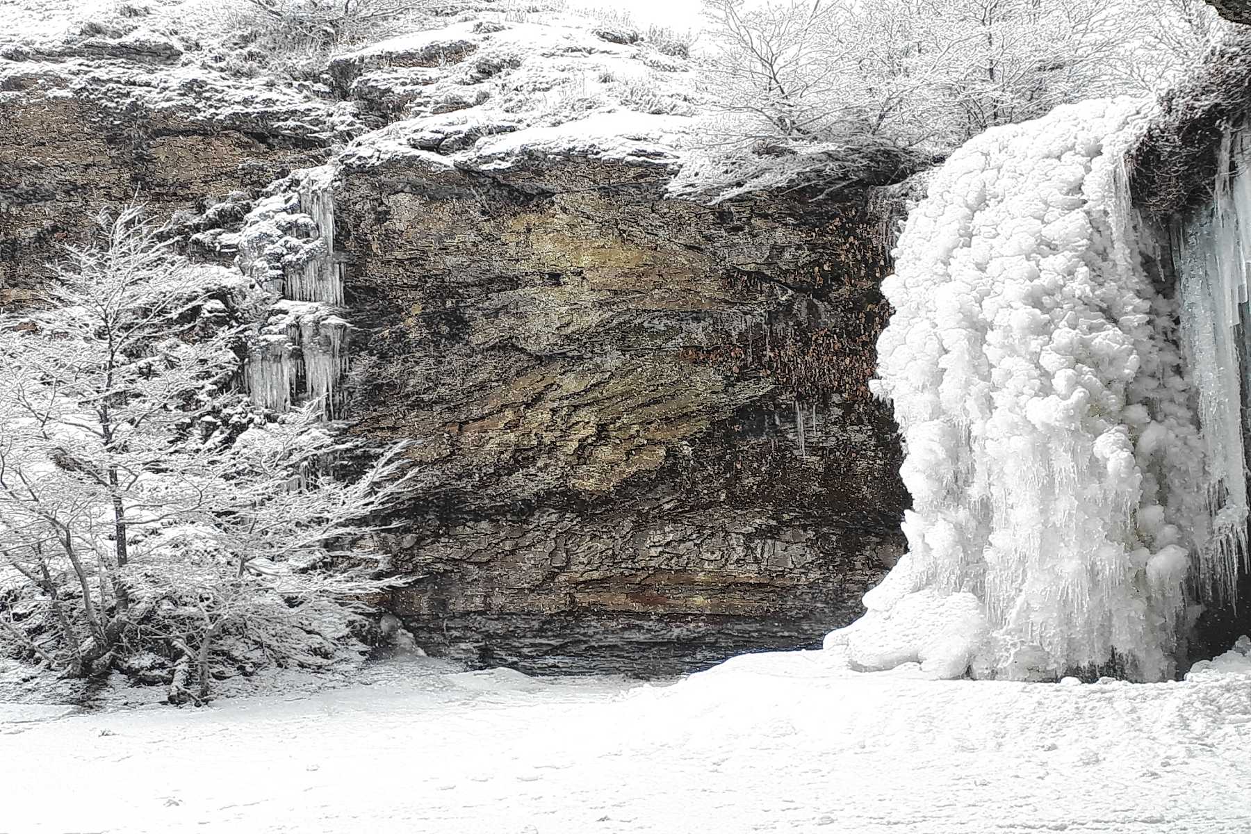 En fotos | Se congeló la emblemática cascada de Río Turbio en medio de ...