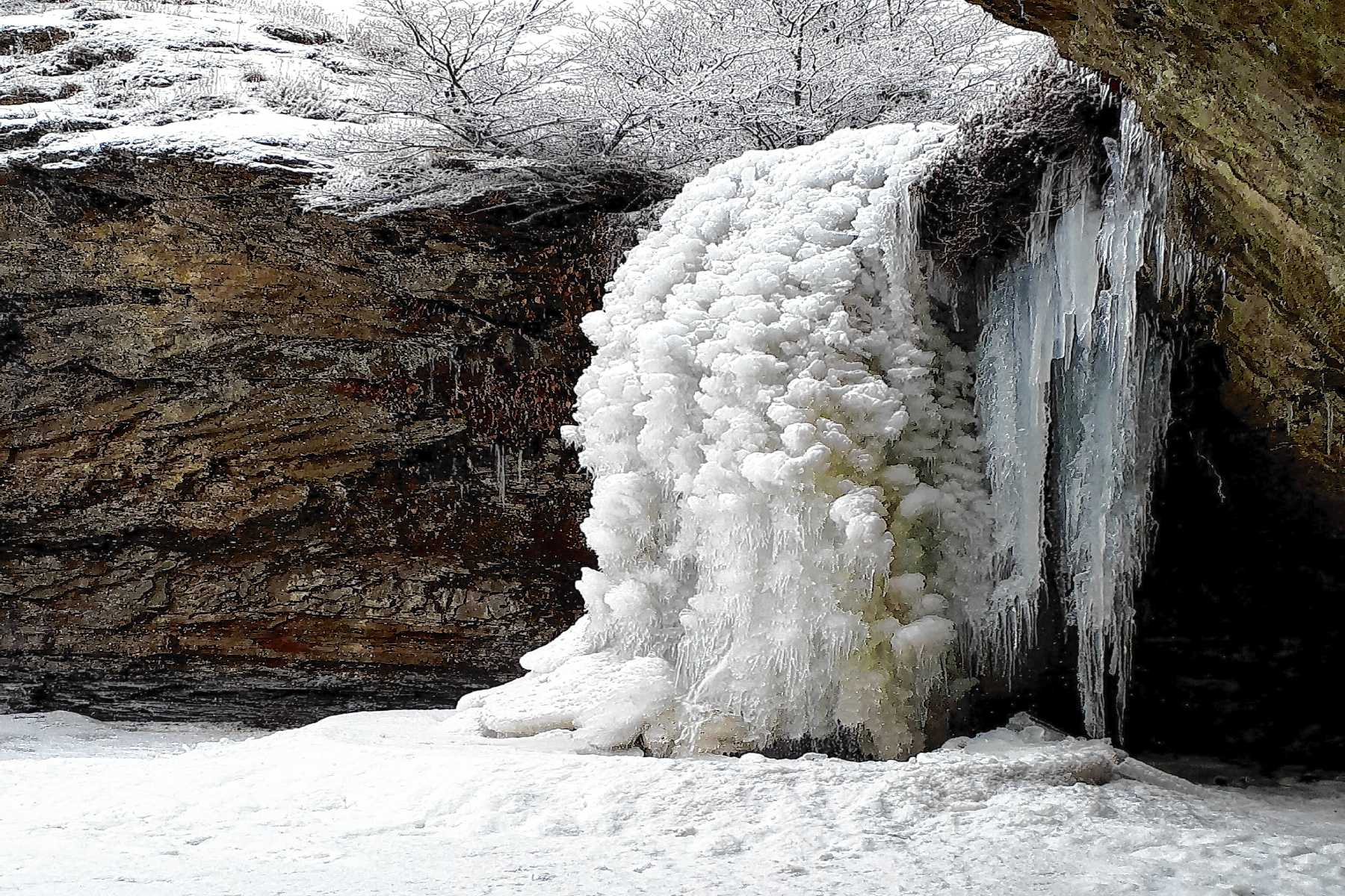 En fotos | Se congeló la emblemática cascada de Río Turbio en medio de ...