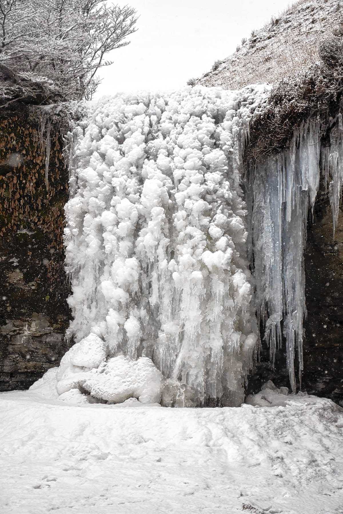 En fotos | Se congeló la emblemática cascada de Río Turbio en medio de ...