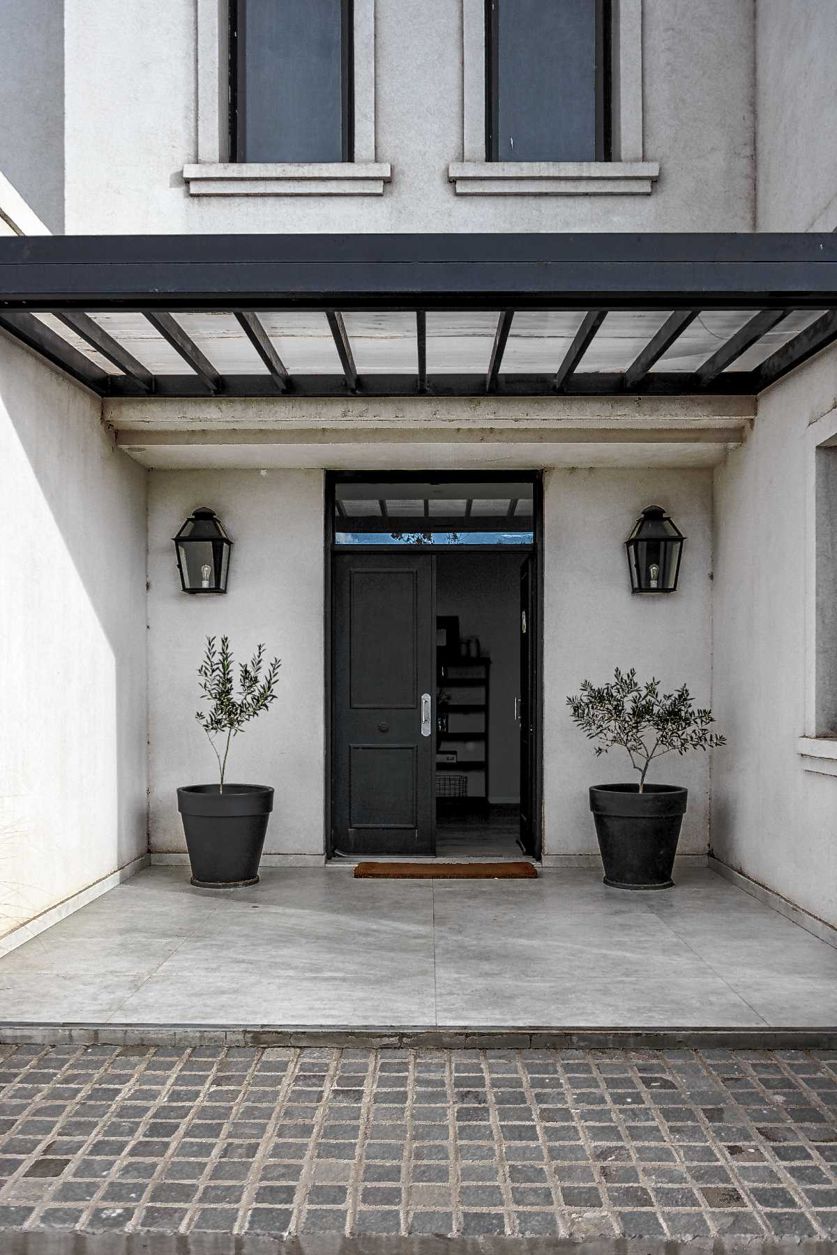 El encanto de la calidez: luz, ventanales y materiales nobles, pilares ...