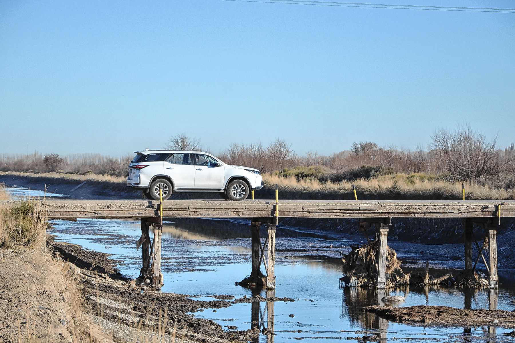 Persiste el paso de vehículos por el polémico puente entre Roca y Allen ...