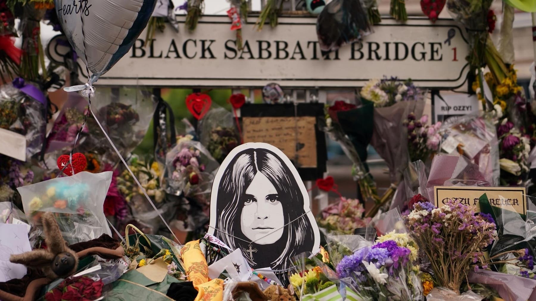 La multitudinaria y emotiva despedida a Ozzy Osbourne en Birmingham ...