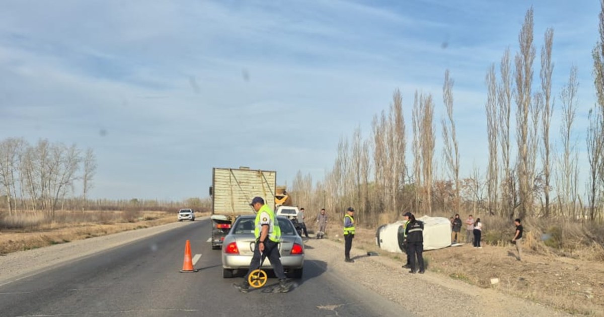 Choque y vuelco en la Ruta 22 entre un camión y una tráfic: qué pasó ...