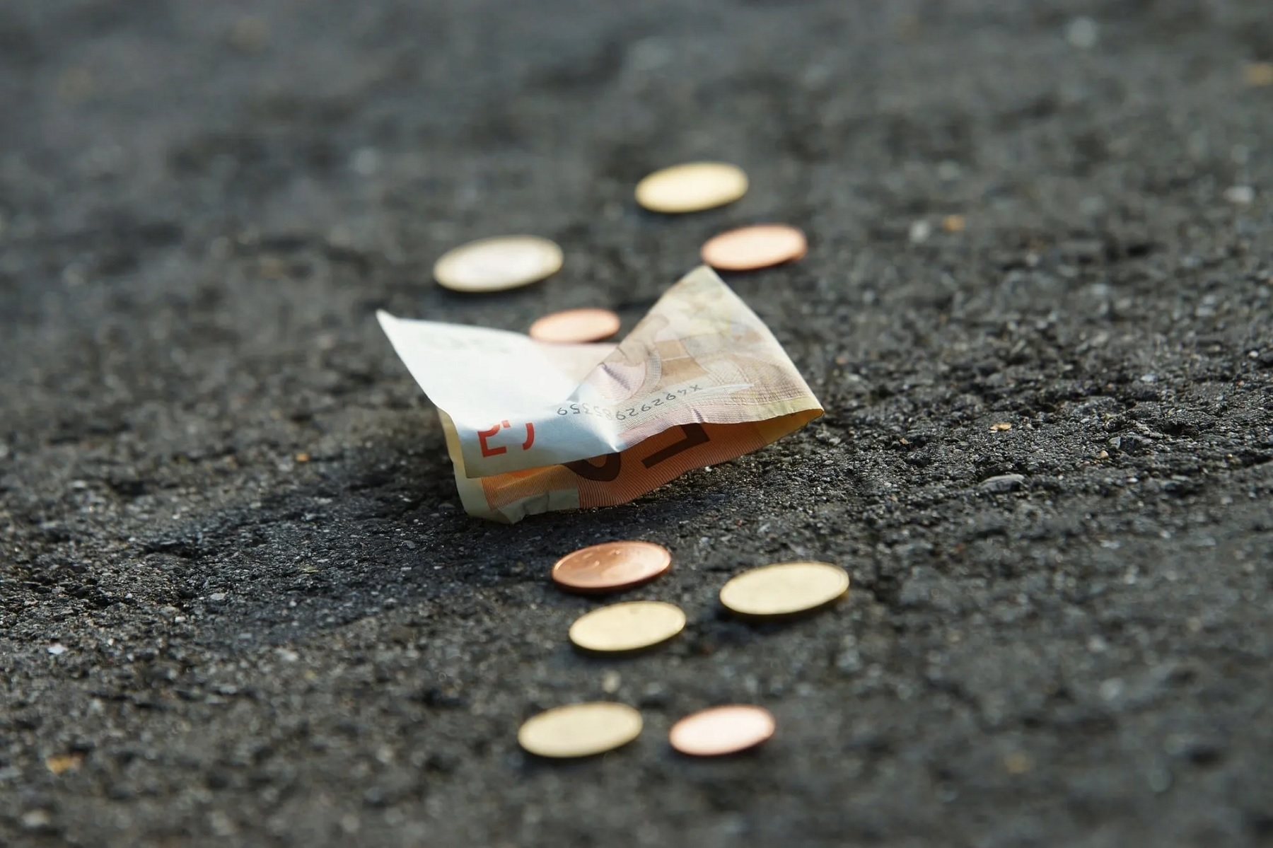 Por qué tener dinero desparramado sobre un espacio ajeno es de las ...