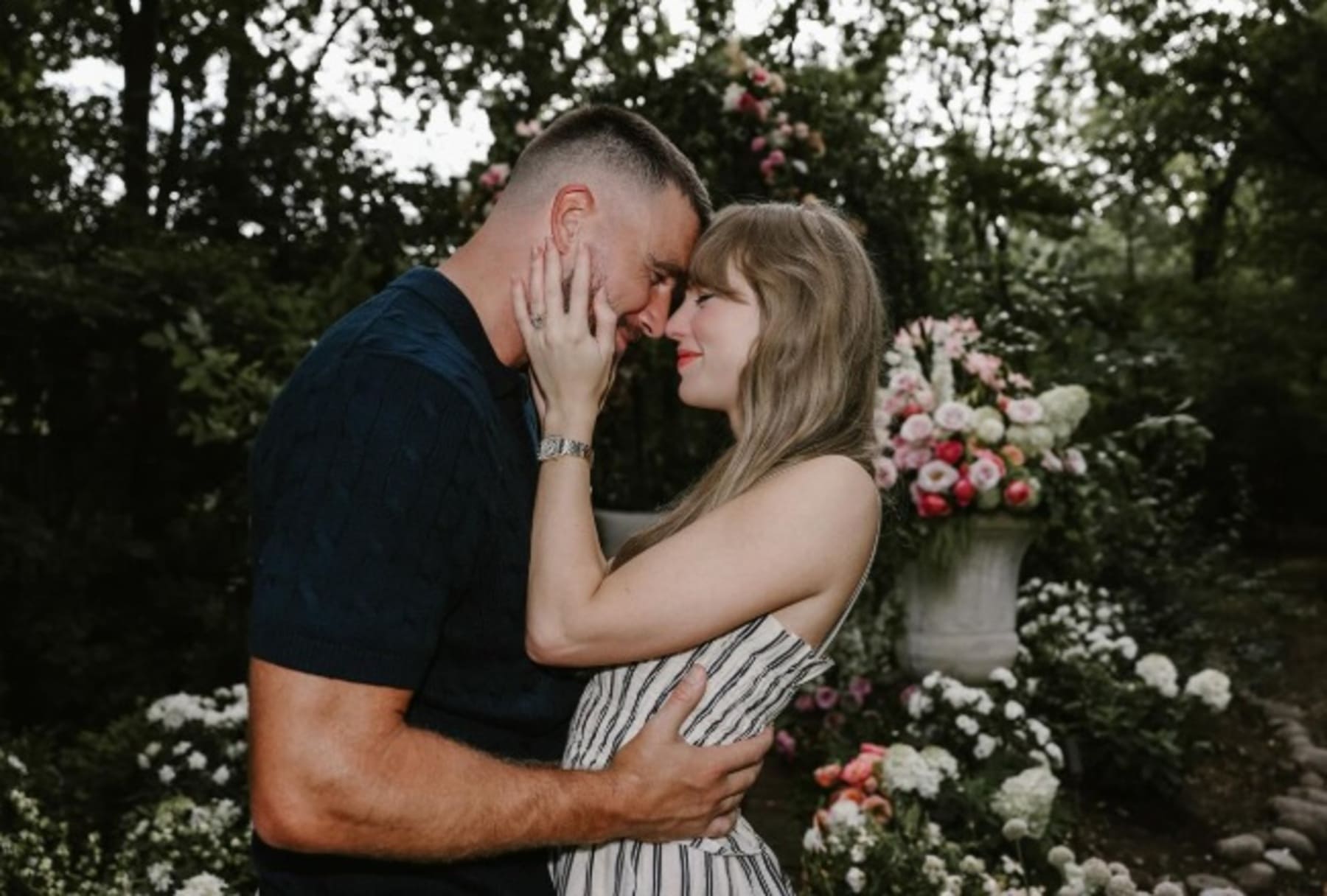 El increíble anillo de compromiso de Taylor Swift: una pieza única diseñada a mano - Diario Río ...