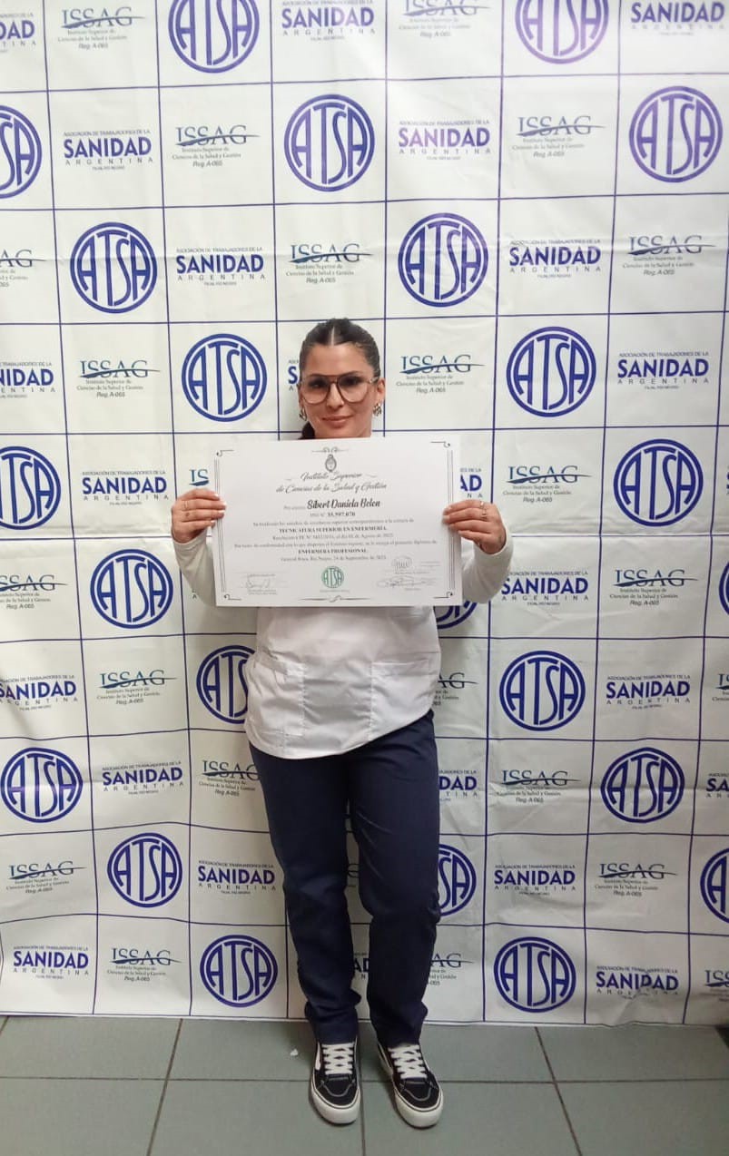 Daniela, nueva enfermera en Roca se graduó con el mejor promedio y ...